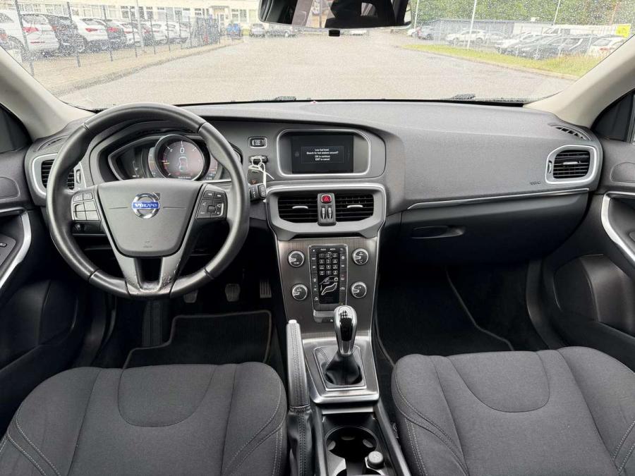 Pelēks Volvo V40 2015 Tauragė, ar dzinēja tilpumu 1.97 L un nobraukumu 234 tūkst. km par 5650 €, foto 16 vietnē AUTOMOTO.COM.LV