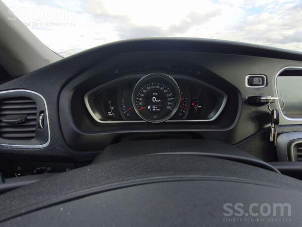 Pelēks Volvo V40 2015 Daugavpils, ar dzinēja tilpumu 1.60 L un nobraukumu 0 tūkst. km par 6050 €, foto 4 vietnē AUTOMOTO.COM.LV