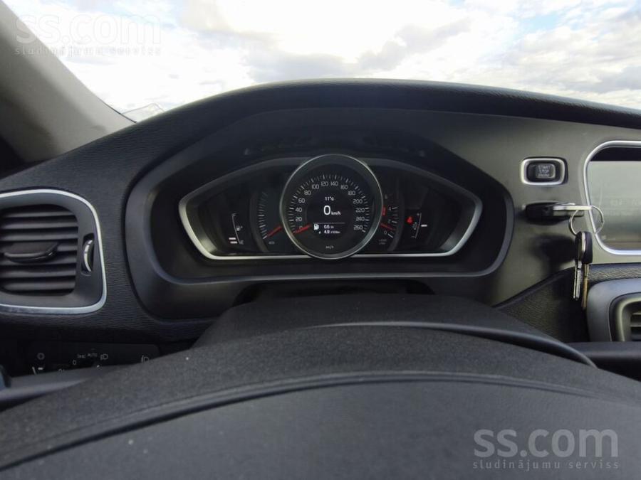 Grey Volvo V40 2015 in Daugavpils, with an engine capacity of 1.60 L and mileage of 0 thousand km for 6050 €, photo 5 on AUTOMOTO.COM.LV