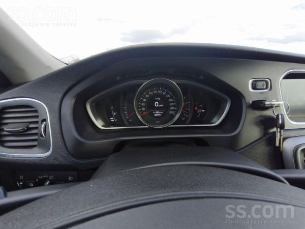 Pelēks Volvo V40 2015 Daugavpils, ar dzinēja tilpumu 1.60 L un nobraukumu 0 tūkst. km par 6050 €, foto 5 vietnē AUTOMOTO.COM.LV