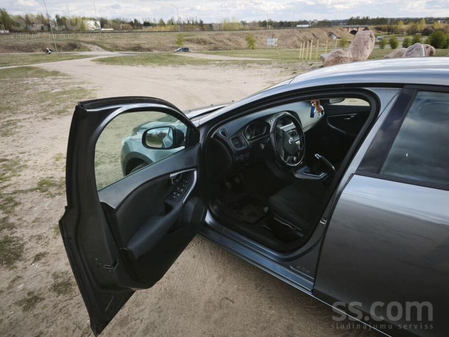 Grey Volvo V40 2015 in Daugavpils, with an engine capacity of 1.60 L and mileage of 0 thousand km for 6050 €, photo 10 on AUTOMOTO.COM.LV