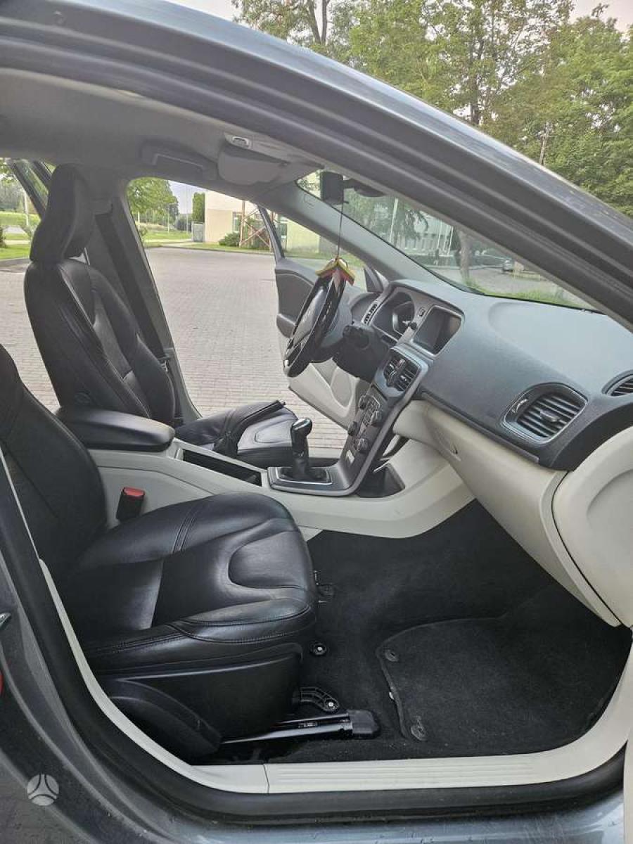 Pelēks Volvo V40 2015 Viļņa, ar dzinēja tilpumu 1.56 L un nobraukumu 286 tūkst. km par 6100 €, foto 17 vietnē AUTOMOTO.COM.LV