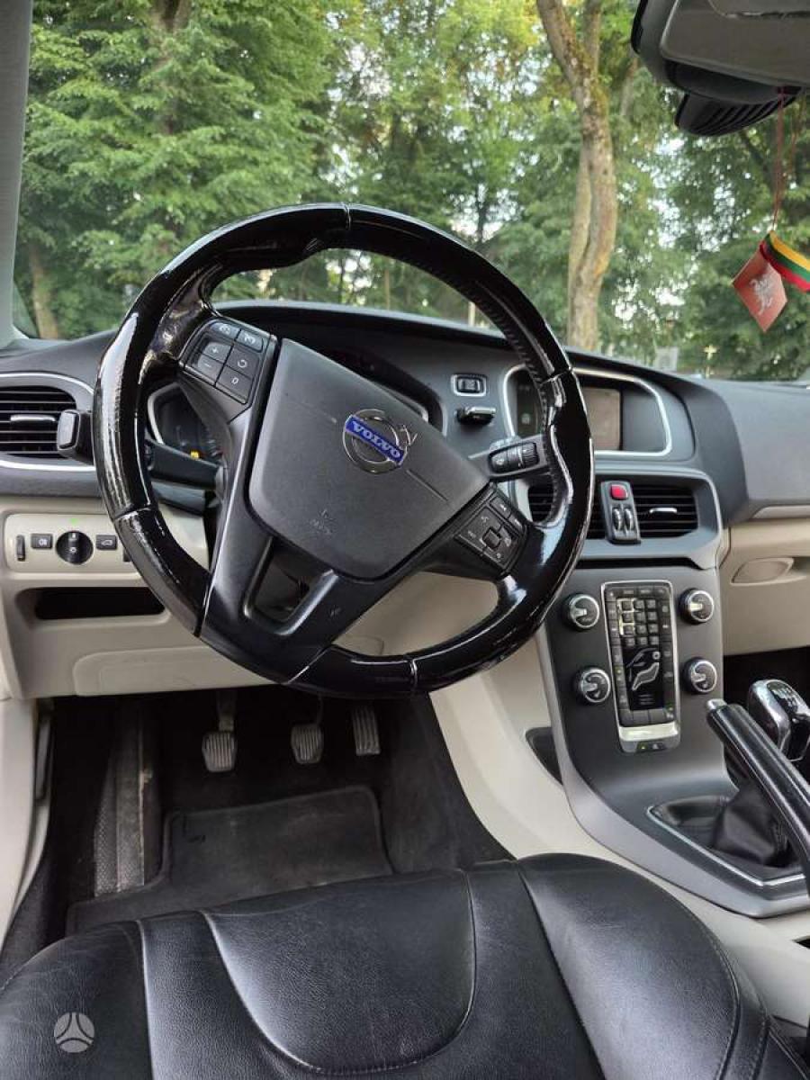 Pelēks Volvo V40 2015 Viļņa, ar dzinēja tilpumu 1.56 L un nobraukumu 286 tūkst. km par 6100 €, foto 18 vietnē AUTOMOTO.COM.LV