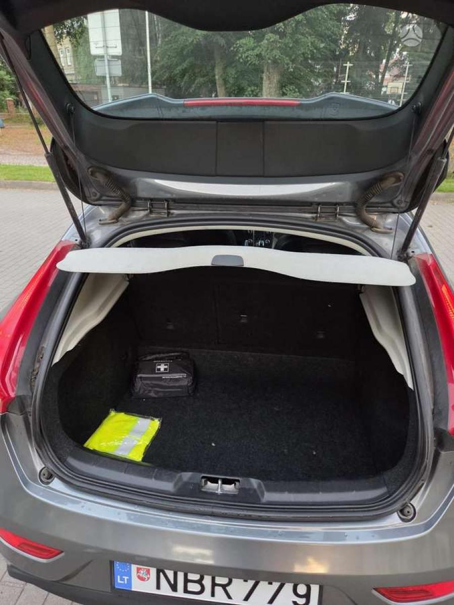 Pelēks Volvo V40 2015 Viļņa, ar dzinēja tilpumu 1.56 L un nobraukumu 286 tūkst. km par 6100 €, foto 19 vietnē AUTOMOTO.COM.LV