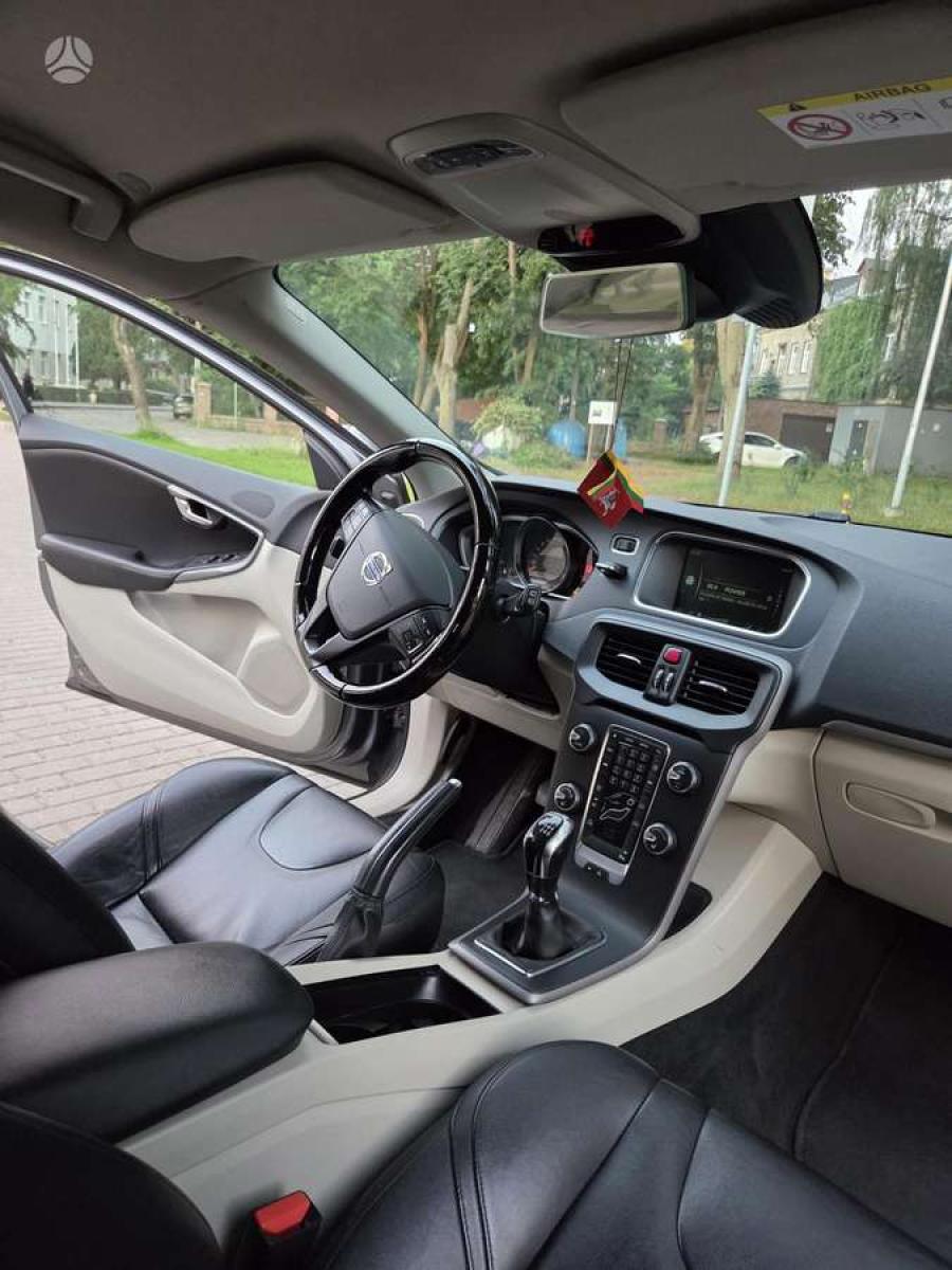 Pelēks Volvo V40 2015 Viļņa, ar dzinēja tilpumu 1.56 L un nobraukumu 286 tūkst. km par 6100 €, foto 20 vietnē AUTOMOTO.COM.LV