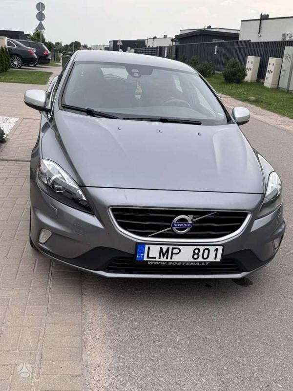 Pelēks Volvo V40 2015 Kauņa, ar dzinēja tilpumu 1.98 L un nobraukumu 314 tūkst. km par 5200 €, foto 1 vietnē AUTOMOTO.COM.LV