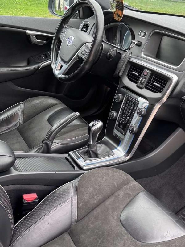 Pelēks Volvo V40 2015 Kauņa, ar dzinēja tilpumu 1.98 L un nobraukumu 314 tūkst. km par 5200 €, foto 6 vietnē AUTOMOTO.COM.LV