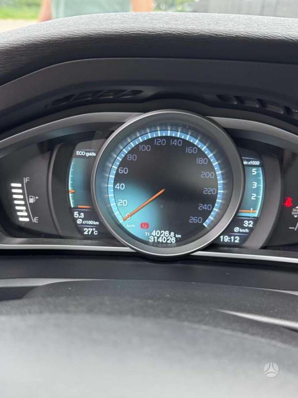 Pelēks Volvo V40 2015 Kauņa, ar dzinēja tilpumu 1.98 L un nobraukumu 314 tūkst. km par 5200 €, foto 8 vietnē AUTOMOTO.COM.LV