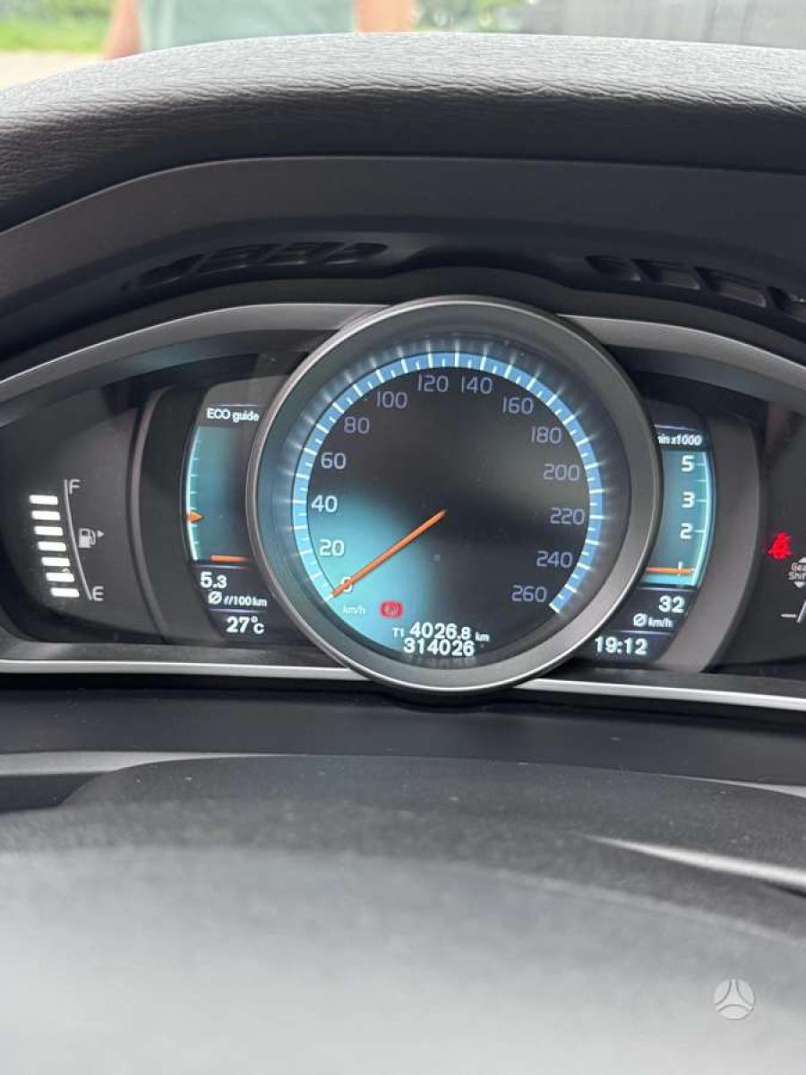 Pelēks Volvo V40 2015 Kauņa, ar dzinēja tilpumu 1.98 L un nobraukumu 314 tūkst. km par 5200 €, foto 9 vietnē AUTOMOTO.COM.LV