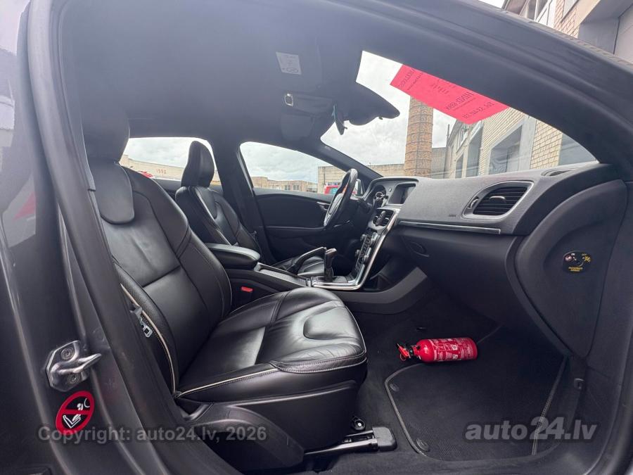 Pelēks Volvo V40 2015 Paide, ar dzinēja tilpumu 2.00 L un nobraukumu 274 tūkst. km par 6890 €, foto 17 vietnē AUTOMOTO.COM.LV