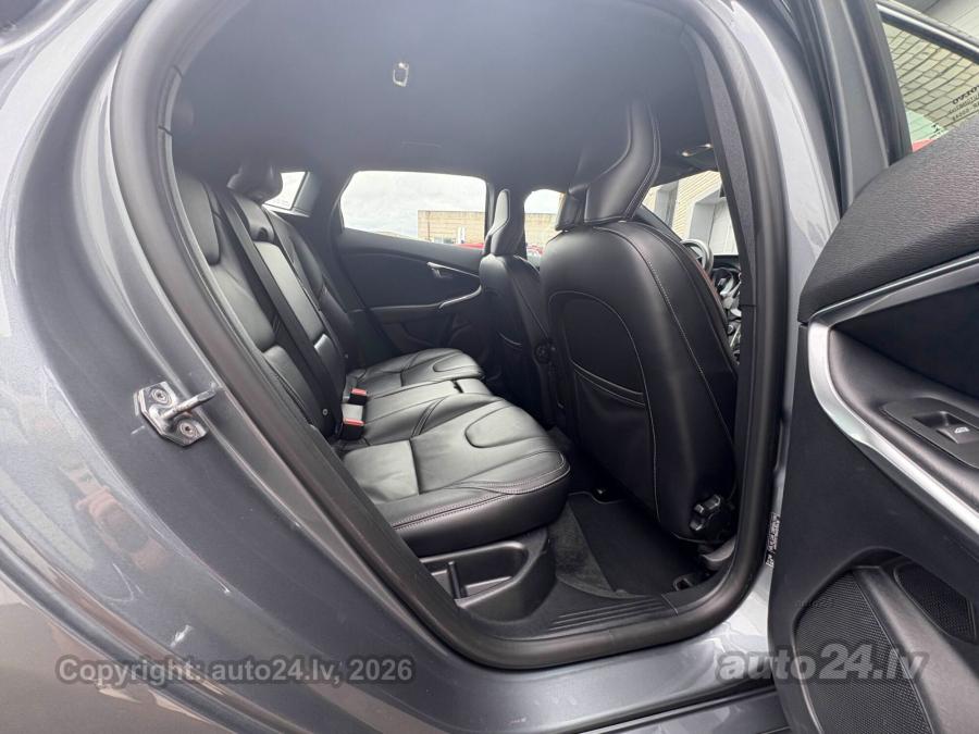 Pelēks Volvo V40 2015 Paide, ar dzinēja tilpumu 2.00 L un nobraukumu 274 tūkst. km par 6890 €, foto 19 vietnē AUTOMOTO.COM.LV
