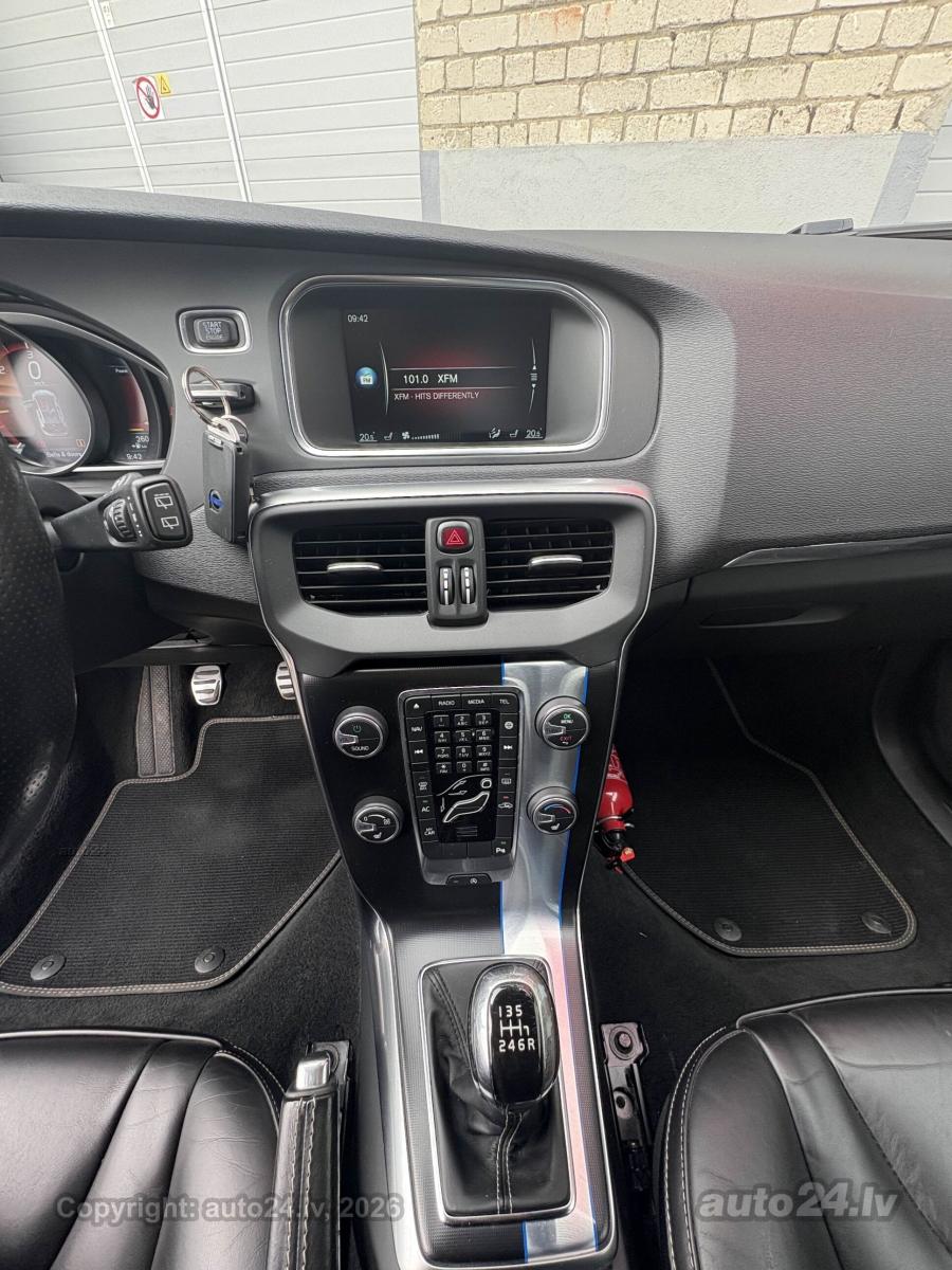 Pelēks Volvo V40 2015 Paide, ar dzinēja tilpumu 2.00 L un nobraukumu 274 tūkst. km par 6890 €, foto 22 vietnē AUTOMOTO.COM.LV