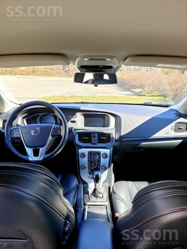 Pelēks Volvo V40 2015 Rīga, ar dzinēja tilpumu 2.00 L un nobraukumu 268 tūkst. km par 7500 €, foto 3 vietnē AUTOMOTO.COM.LV