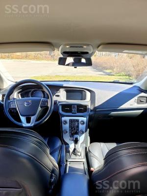 Grey Volvo V40 2015 in Riga, with an engine capacity of 2.00 L and mileage of 268 thousand km for 7500 €, photo 4 on AUTOMOTO.COM.LV