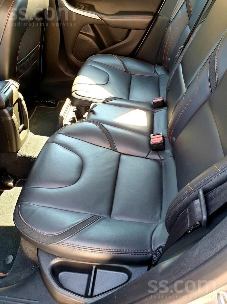 Grey Volvo V40 2015 in Riga, with an engine capacity of 2.00 L and mileage of 268 thousand km for 7500 €, photo 7 on AUTOMOTO.COM.LV