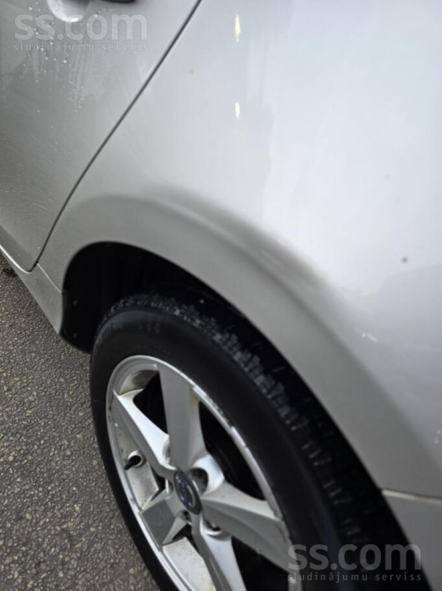 Grey Volvo V40 2015 in Riga, with an engine capacity of 2.00 L and mileage of 268 thousand km for 7500 €, photo 10 on AUTOMOTO.COM.LV