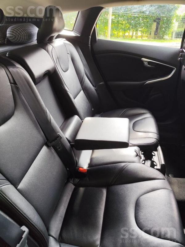 Grey Volvo V40 2015 in Jurmala, with an engine capacity of 2.00 L and mileage of 253 thousand km for 4500 €, photo 10 on AUTOMOTO.COM.LV