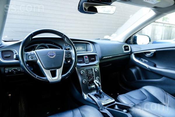 Grey Volvo V40 2015 in Riga, with an engine capacity of 2.00 L and mileage of 307 thousand km for 7890 €, photo 6 on AUTOMOTO.COM.LV