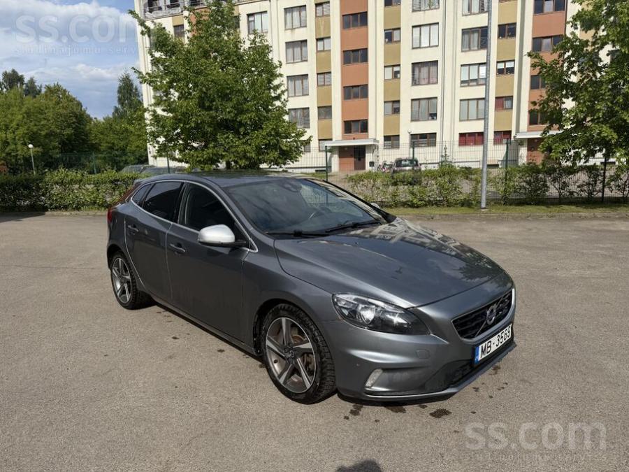 Pelēks Volvo V40 2015 Jelgava, ar dzinēja tilpumu 2.00 L un nobraukumu 240 tūkst. km par 6250 €, foto 1 vietnē AUTOMOTO.COM.LV