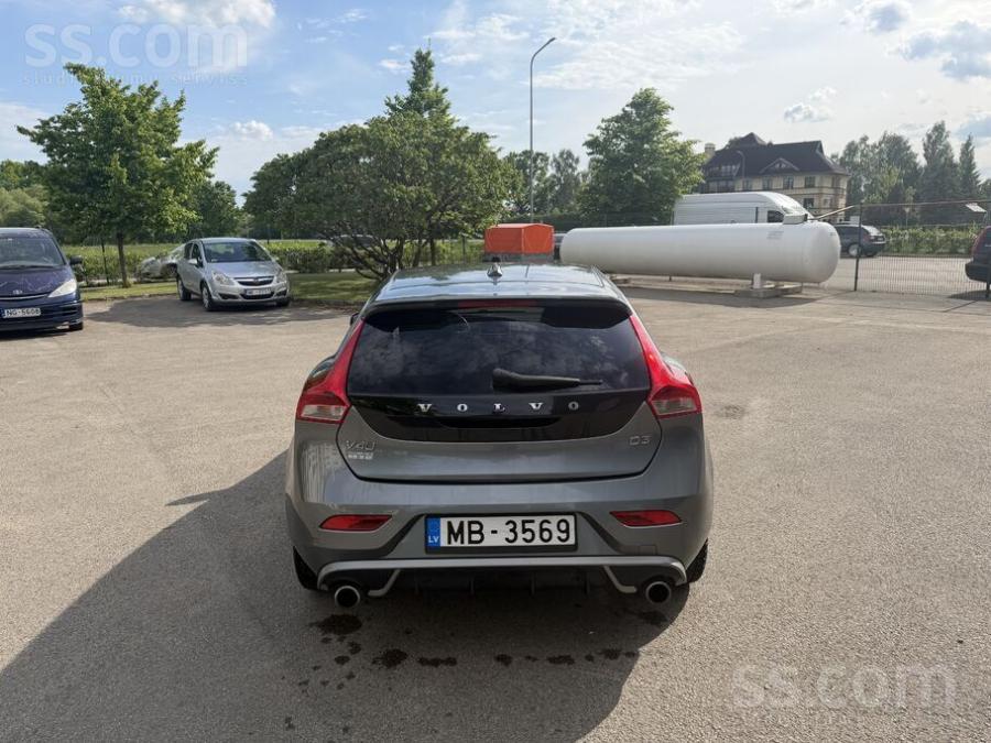 Pelēks Volvo V40 2015 Jelgava, ar dzinēja tilpumu 2.00 L un nobraukumu 240 tūkst. km par 6250 €, foto 5 vietnē AUTOMOTO.COM.LV