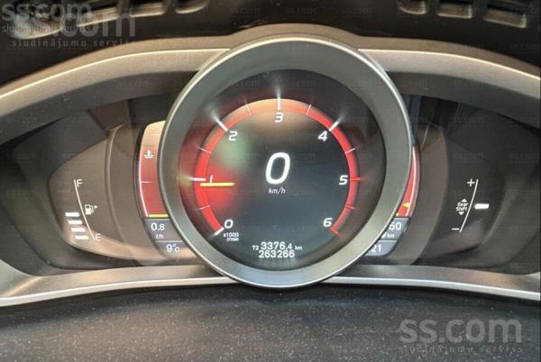 Grey Volvo V40 2015 in Riga, with an engine capacity of 2.00 L and mileage of 263 thousand km for 7300 €, photo 2 on AUTOMOTO.COM.LV