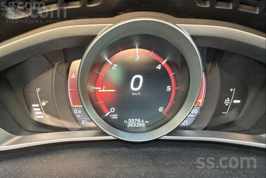 Grey Volvo V40 2015 in Riga, with an engine capacity of 2.00 L and mileage of 263 thousand km for 7300 €, photo 3 on AUTOMOTO.COM.LV