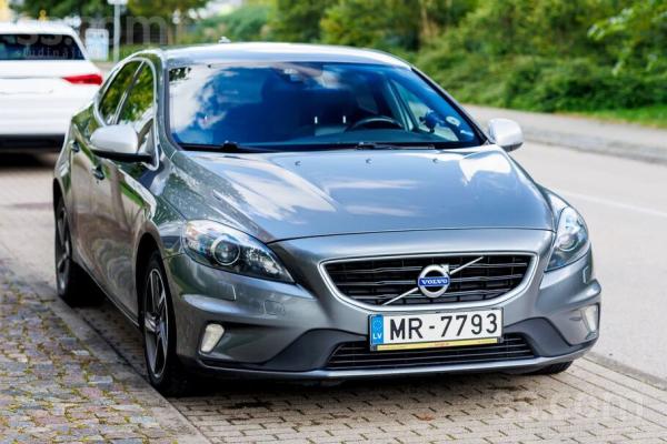 Grey Volvo V40 2015 in Riga, with an engine capacity of 2.00 L and mileage of 263 thousand km for 7300 €, photo 4 on AUTOMOTO.COM.LV