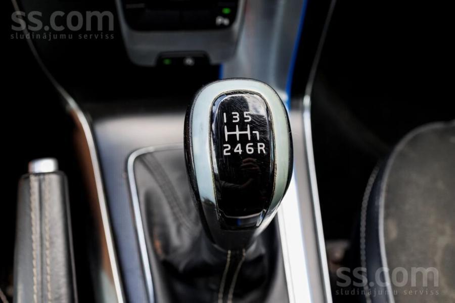 Grey Volvo V40 2015 in Riga, with an engine capacity of 2.00 L and mileage of 263 thousand km for 7300 €, photo 8 on AUTOMOTO.COM.LV