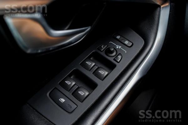 Grey Volvo V40 2015 in Riga, with an engine capacity of 2.00 L and mileage of 263 thousand km for 7300 €, photo 8 on AUTOMOTO.COM.LV