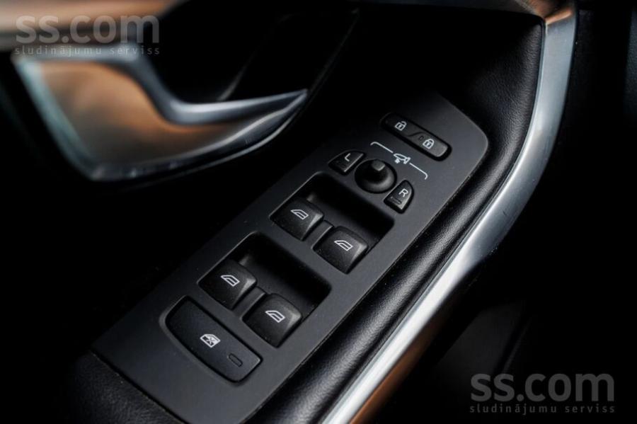 Grey Volvo V40 2015 in Riga, with an engine capacity of 2.00 L and mileage of 263 thousand km for 7300 €, photo 9 on AUTOMOTO.COM.LV