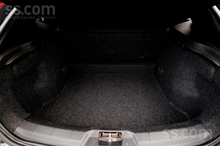 Grey Volvo V40 2015 in Riga, with an engine capacity of 2.00 L and mileage of 263 thousand km for 7300 €, photo 13 on AUTOMOTO.COM.LV