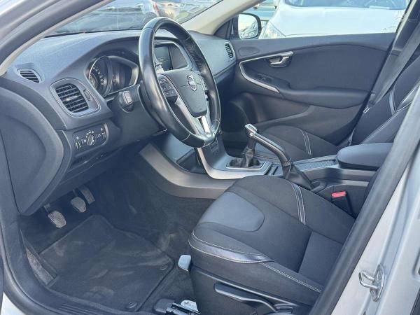 Grey Volvo V40 2015 in Taurage, with an engine capacity of 1.56 L and mileage of 262 thousand km for 5200 €, photo 8 on AUTOMOTO.COM.LV