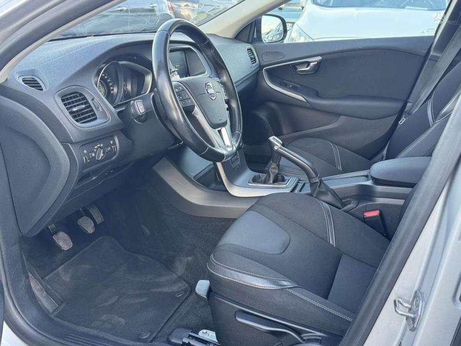Grey Volvo V40 2015 in Taurage, with an engine capacity of 1.56 L and mileage of 262 thousand km for 5200 €, photo 8 on AUTOMOTO.COM.LV