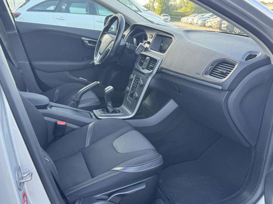 Grey Volvo V40 2015 in Taurage, with an engine capacity of 1.56 L and mileage of 262 thousand km for 5200 €, photo 9 on AUTOMOTO.COM.LV