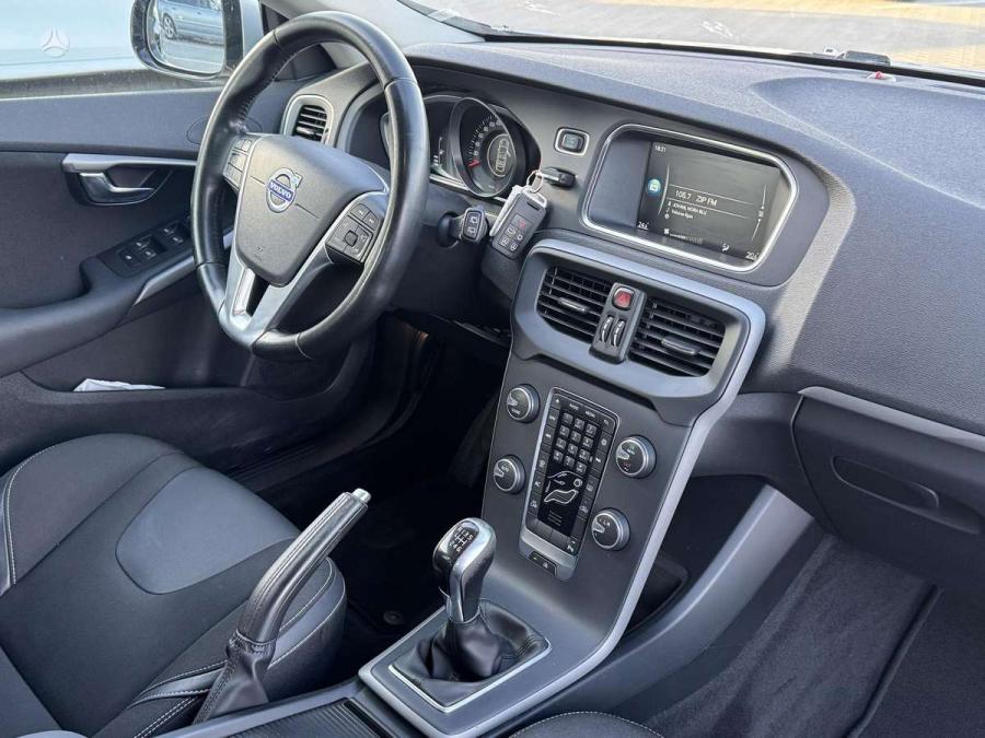 Grey Volvo V40 2015 in Taurage, with an engine capacity of 1.56 L and mileage of 262 thousand km for 5200 €, photo 10 on AUTOMOTO.COM.LV