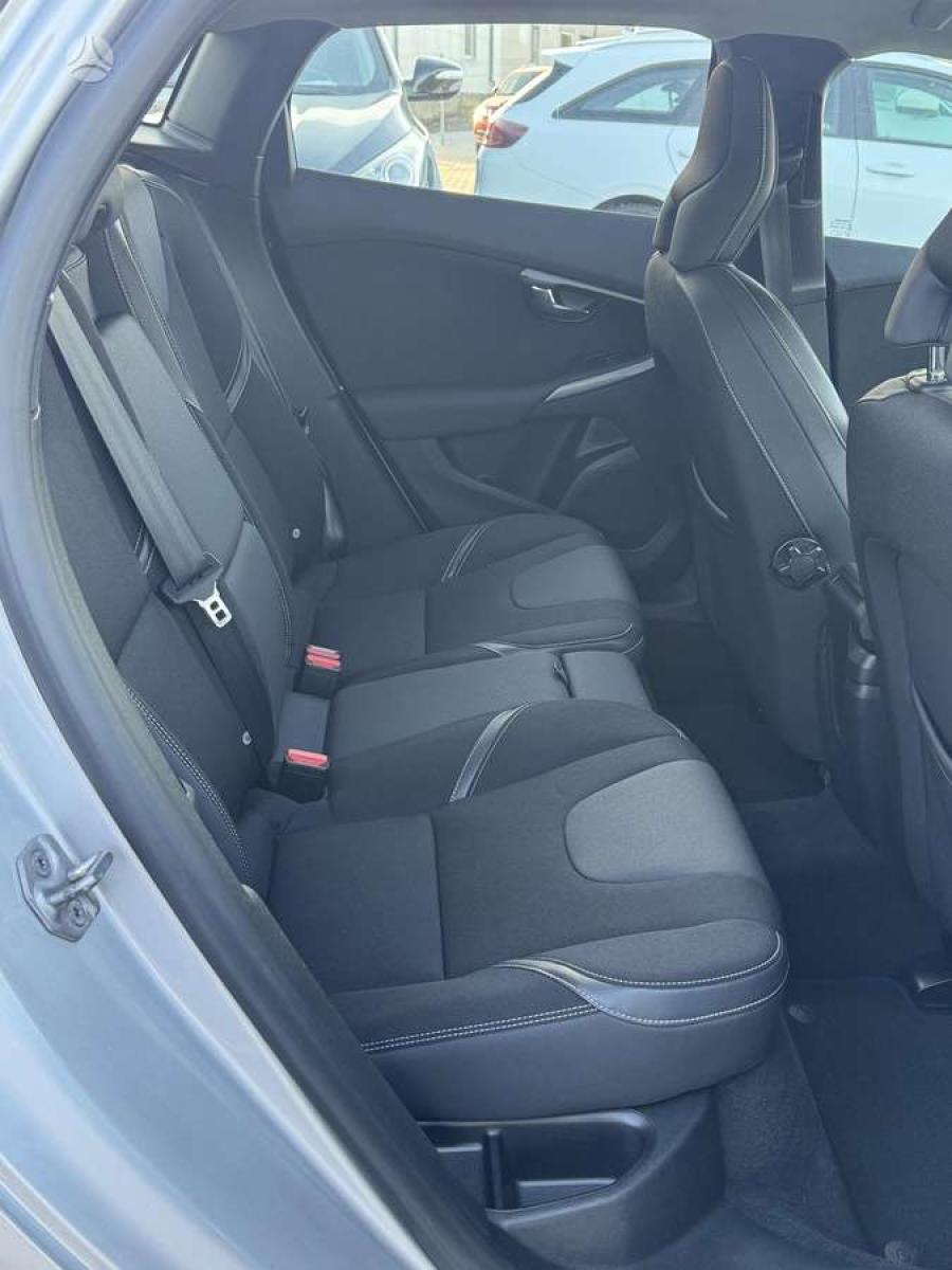 Grey Volvo V40 2015 in Taurage, with an engine capacity of 1.56 L and mileage of 262 thousand km for 5200 €, photo 11 on AUTOMOTO.COM.LV