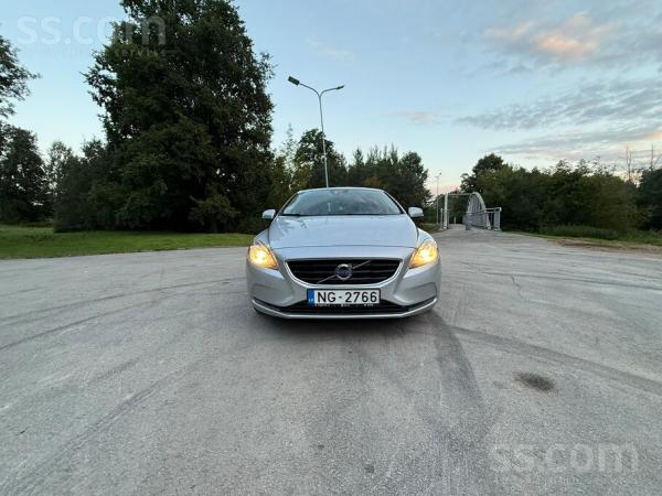 Серый Вольво В40 2015 в Резекне, объемом двигателя 2.00 л и пробегом 229 тыс. км за 6900 €, фото 1 на AUTOMOTO.COM.LV