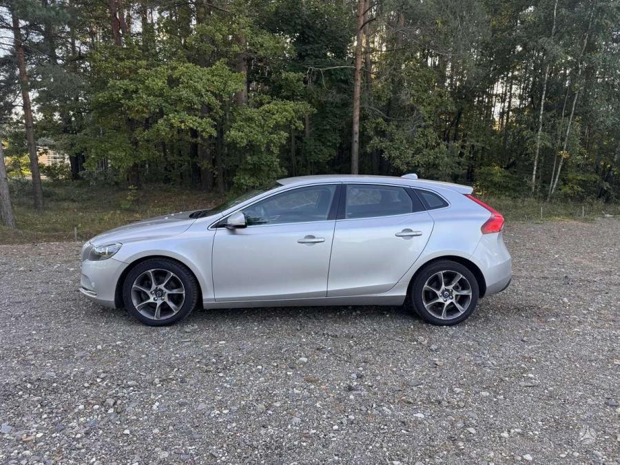 Pelēks Volvo V40 2015 Jonava, ar dzinēja tilpumu 1.56 L un nobraukumu 309 tūkst. km par 4950 €, foto 9 vietnē AUTOMOTO.COM.LV