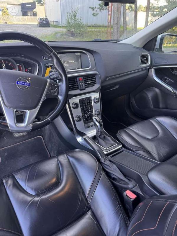 Grey Volvo V40 2015 in Jonava, with an engine capacity of 1.56 L and mileage of 309 thousand km for 4950 €, photo 10 on AUTOMOTO.COM.LV