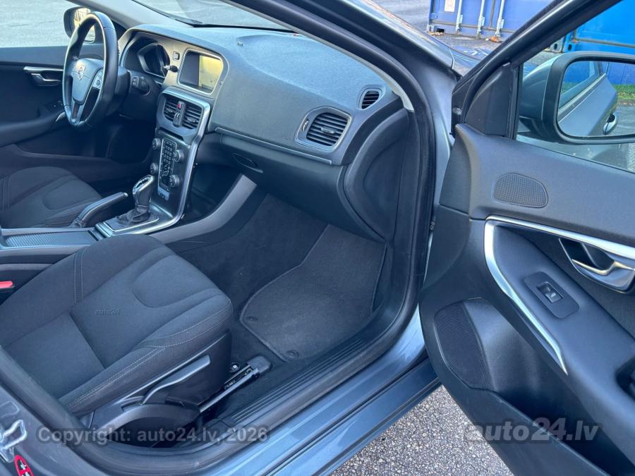 Grey Volvo V40 2015 in Paide, with an engine capacity of 1.60 L and mileage of 201 thousand km for 7990 €, photo 10 on AUTOMOTO.COM.LV