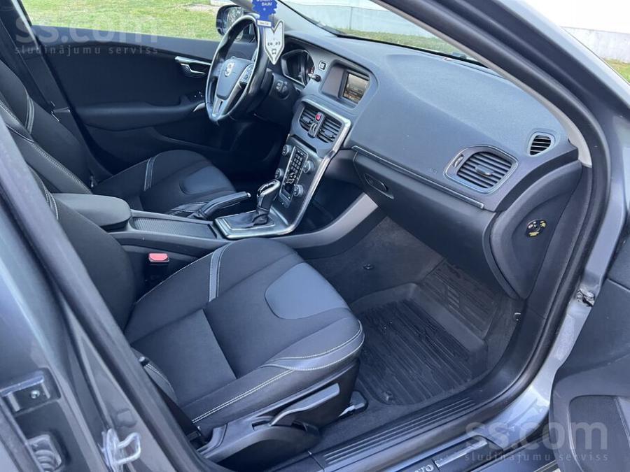 Pelēks Volvo V40 2015 Rīga, ar dzinēja tilpumu 1.60 L un nobraukumu 179 tūkst. km par 5450 €, foto 8 vietnē AUTOMOTO.COM.LV