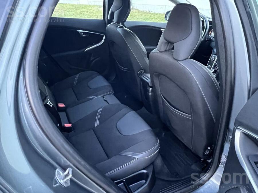 Pelēks Volvo V40 2015 Rīga, ar dzinēja tilpumu 1.60 L un nobraukumu 179 tūkst. km par 5450 €, foto 9 vietnē AUTOMOTO.COM.LV