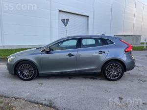 Pelēks Volvo V40 2015 Rīga, ar dzinēja tilpumu 1.60 L un nobraukumu 179 tūkst. km par 5450 €, foto 17 vietnē AUTOMOTO.COM.LV