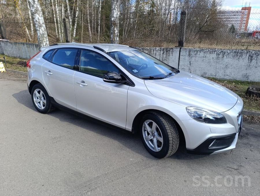 Pelēks Volvo V40 2016 Daugavpils, ar dzinēja tilpumu 2.00 L un nobraukumu 199 tūkst. km par 11200 €, foto 2 vietnē AUTOMOTO.COM.LV