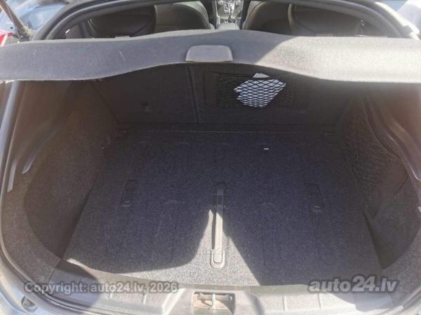 Grey Volvo V40 2016 in Narva, with an engine capacity of 2.00 L and mileage of 107 thousand km for 10500 €, photo 8 on AUTOMOTO.COM.LV