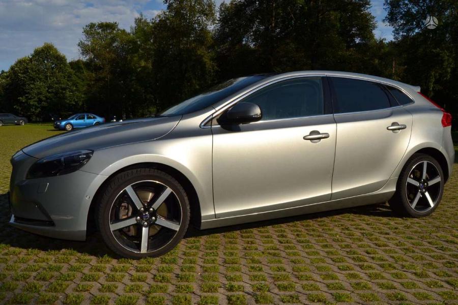 Grey Volvo V40 2016 in Vilnius, with an engine capacity of 1.97 L and mileage of 114 thousand km for 11800 €, photo 7 on AUTOMOTO.COM.LV