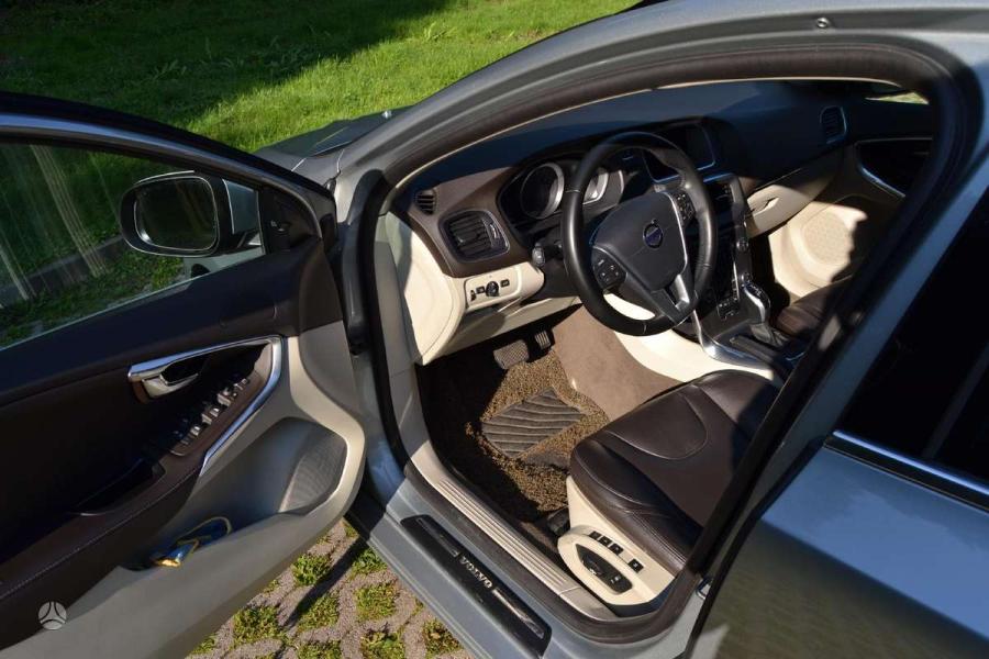 Grey Volvo V40 2016 in Vilnius, with an engine capacity of 1.97 L and mileage of 114 thousand km for 11800 €, photo 9 on AUTOMOTO.COM.LV