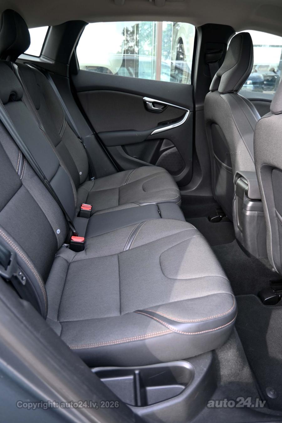 Pelēks Volvo V40 2016 Tallina, ar dzinēja tilpumu 2.00 L un nobraukumu 123 tūkst. km par 15900 €, foto 12 vietnē AUTOMOTO.COM.LV