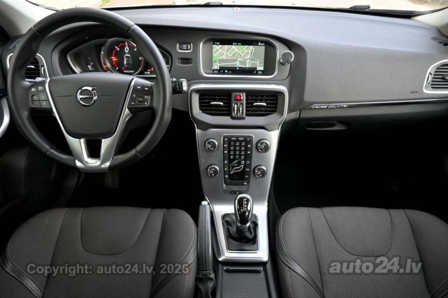 Pelēks Volvo V40 2016 Tallina, ar dzinēja tilpumu 2.00 L un nobraukumu 123 tūkst. km par 15900 €, foto 18 vietnē AUTOMOTO.COM.LV