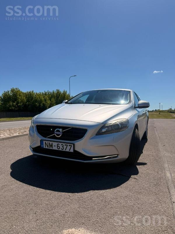 Grey Volvo V40 2016 in Riga, with an engine capacity of 2.00 L and mileage of 225 thousand km for 9300 €, photo 1 on AUTOMOTO.COM.LV